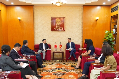 Hiệu trưởng Nguyễn Văn Trào tiếp và làm việc với lãnh đạo Trung tâm hợp ...