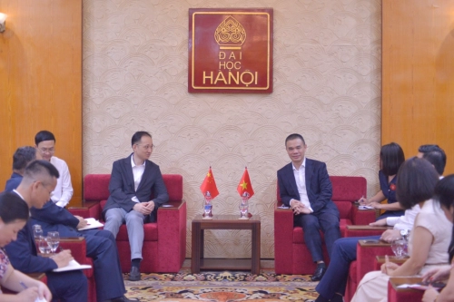 Hiệu trưởng Nguyễn Văn Trào tiếp Công sứ Đại sứ quán Cộng hòa Nhân dân ...