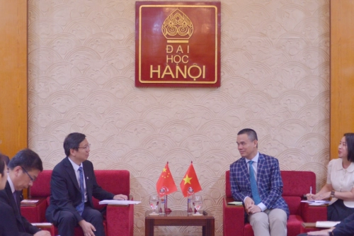 Hiệu trưởng Nguyễn Văn Trào tiếp Đoàn Đại biểu Ủy ban Quản lý Quỹ Học ...